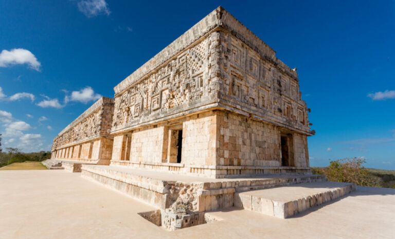 Discover the Most Emblematic Mayan Buildings and Architecture - Mansion ...